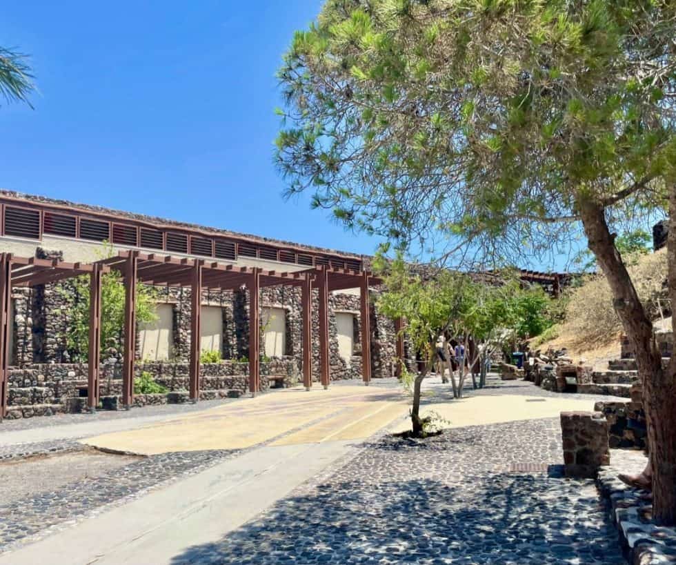 A COMPLETE GUIDE TO AKROTIRI ARCHAEOLOGY SITE